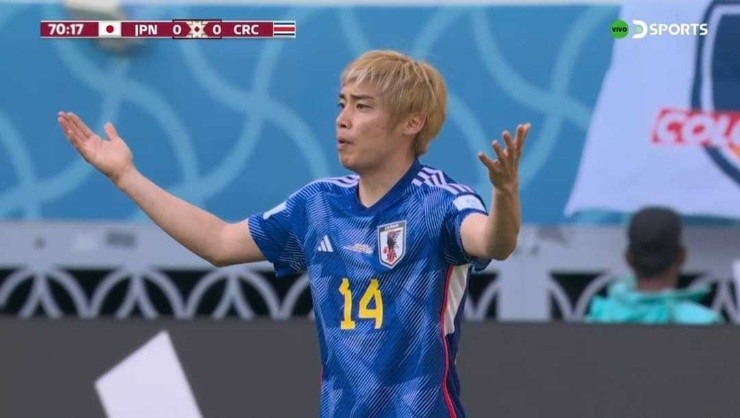 Bandera de Colo Colo acapara las miradas en partido de Costa Rica con Japón